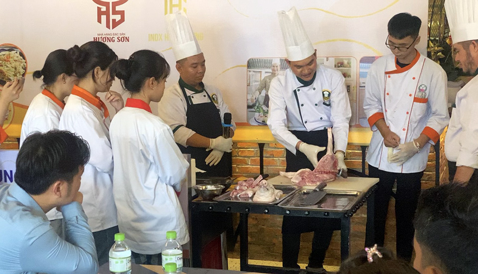 Binh Duong Professional Chef’s Guild teaches wild boar processing - The ...