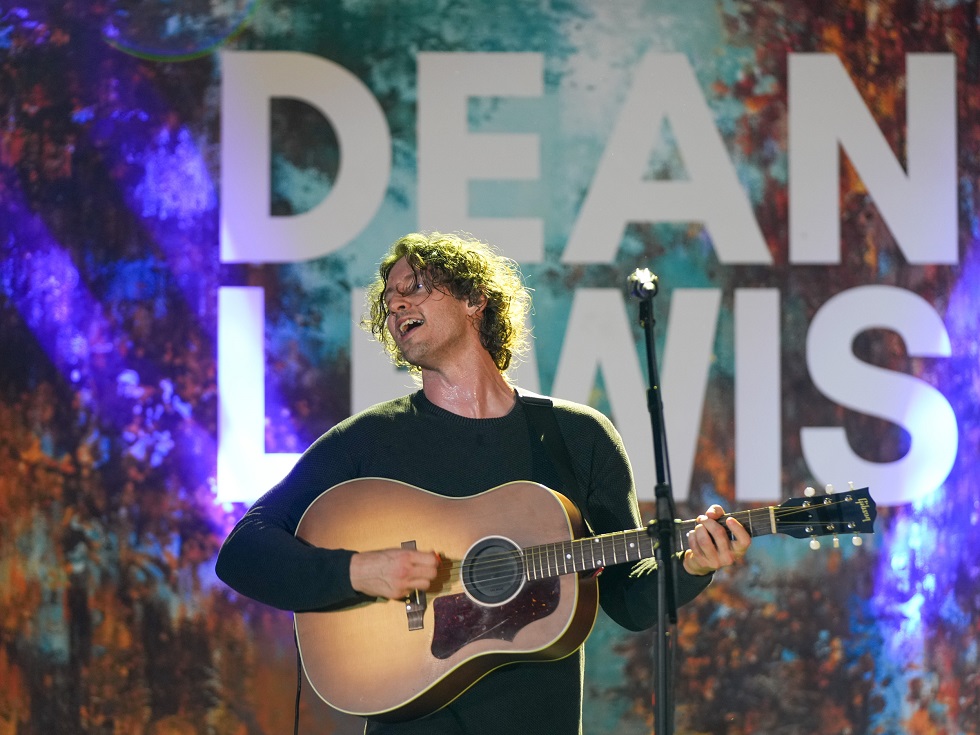 Australian megastar Dean Lewis plays exclusive concert at RMIT Vietnam ...