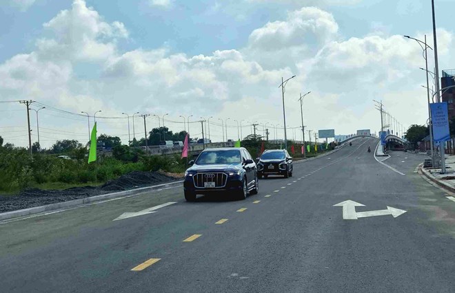 Frontage road along HCMC-Long Thanh-Dau Giay Expressway opened to ...