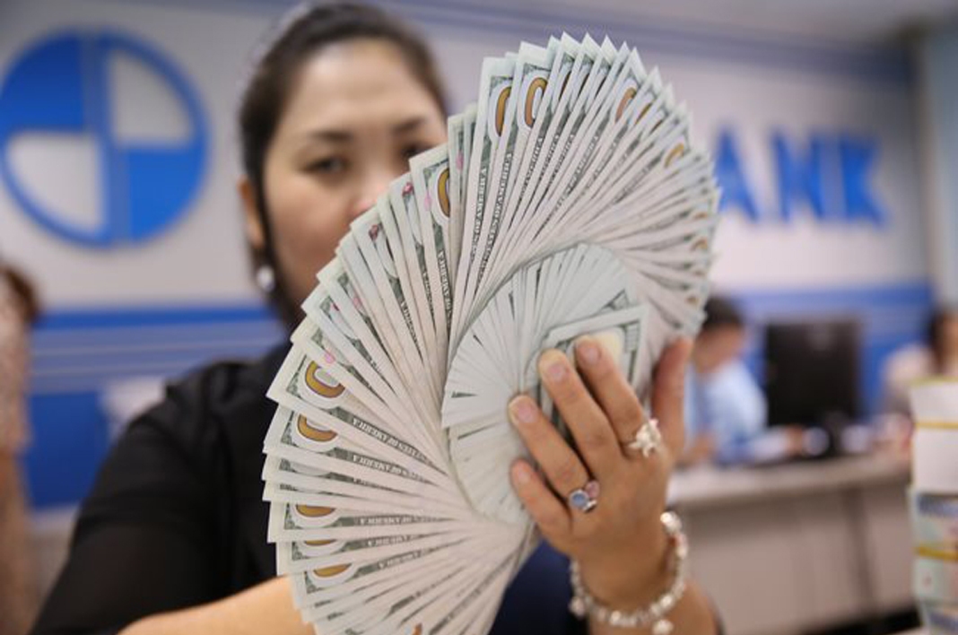 U.S. dollar climbs to record high against Vietnamese dong - The Saigon ...