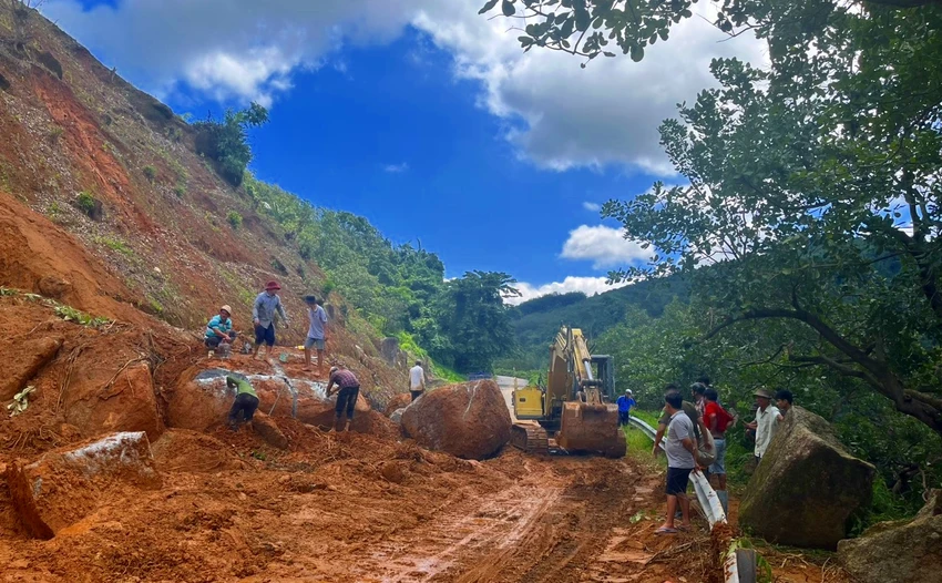 Ta Pua Pass landslide disrupts traffic in Binh Thuan - The Saigon Times