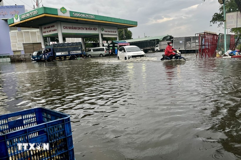 Heavy rains, flood tides trigger widespread flooding in HCMC - The ... Heavy rains, flood tides trigger widespread flooding in HCMC - The ...