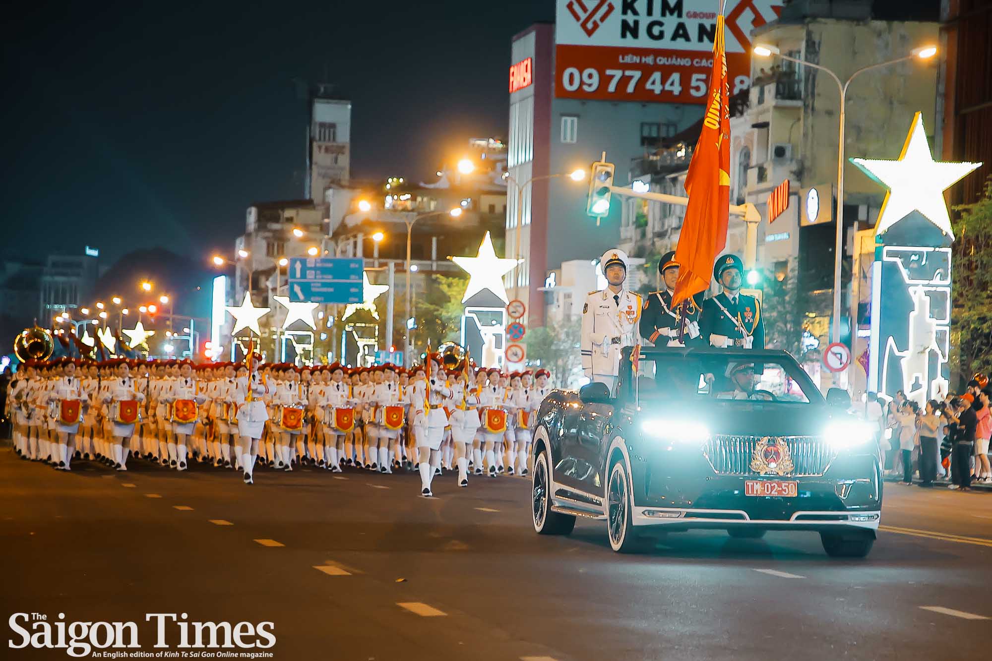 Downtown HCMC comes alive as citizens flock to watch April 30 Parade ...